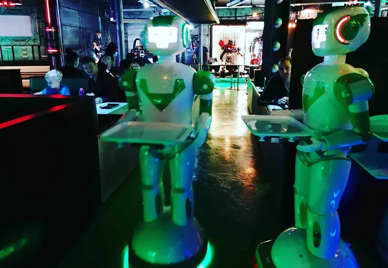 Robots substituem empregados de mesa para garantir distância social