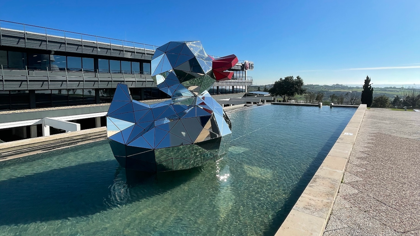 Anda um pato gigante à solta no Taguspark